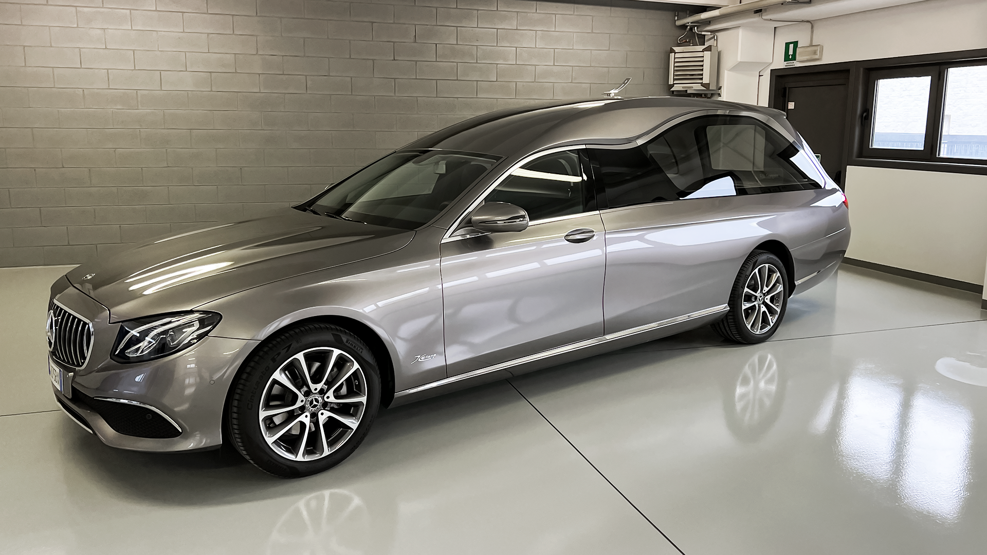 Mercedes Benz E213 Hybrid – Ellena Funeral Car
